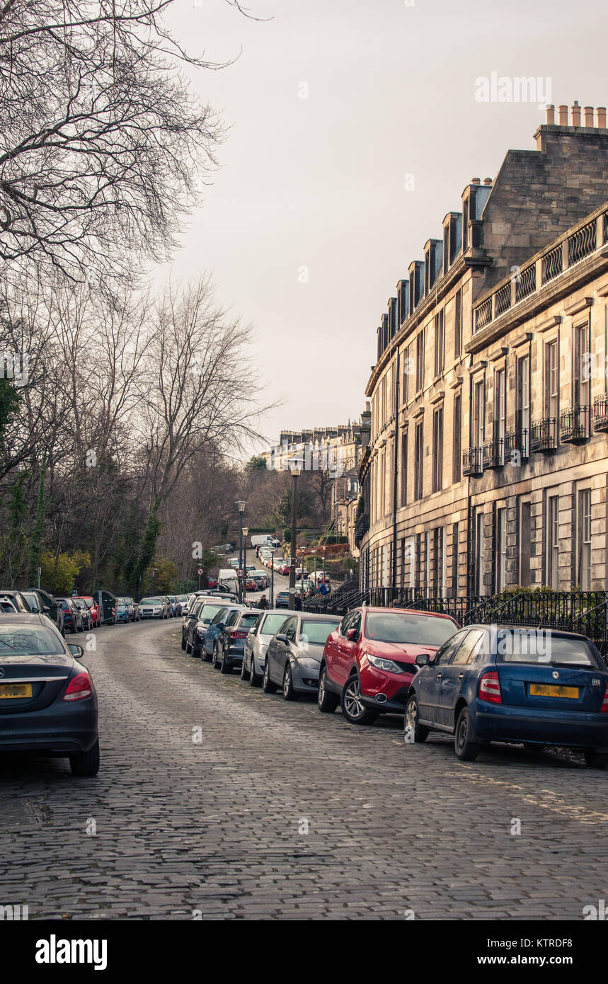 Old cobblestone streets of Edinburgh Stock Photo - Alamy