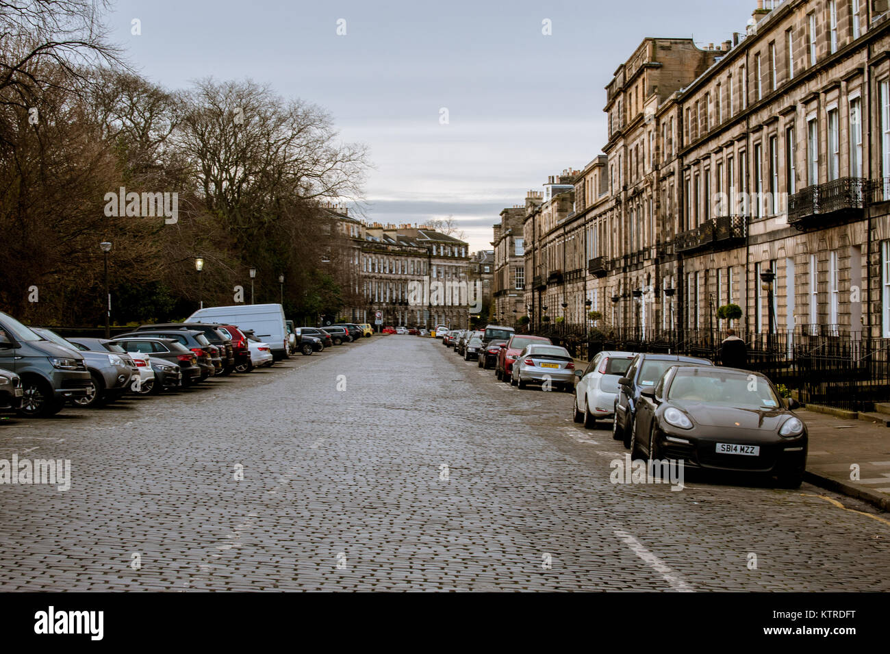 Old cobblestone streets of Edinburgh Stock Photo - Alamy