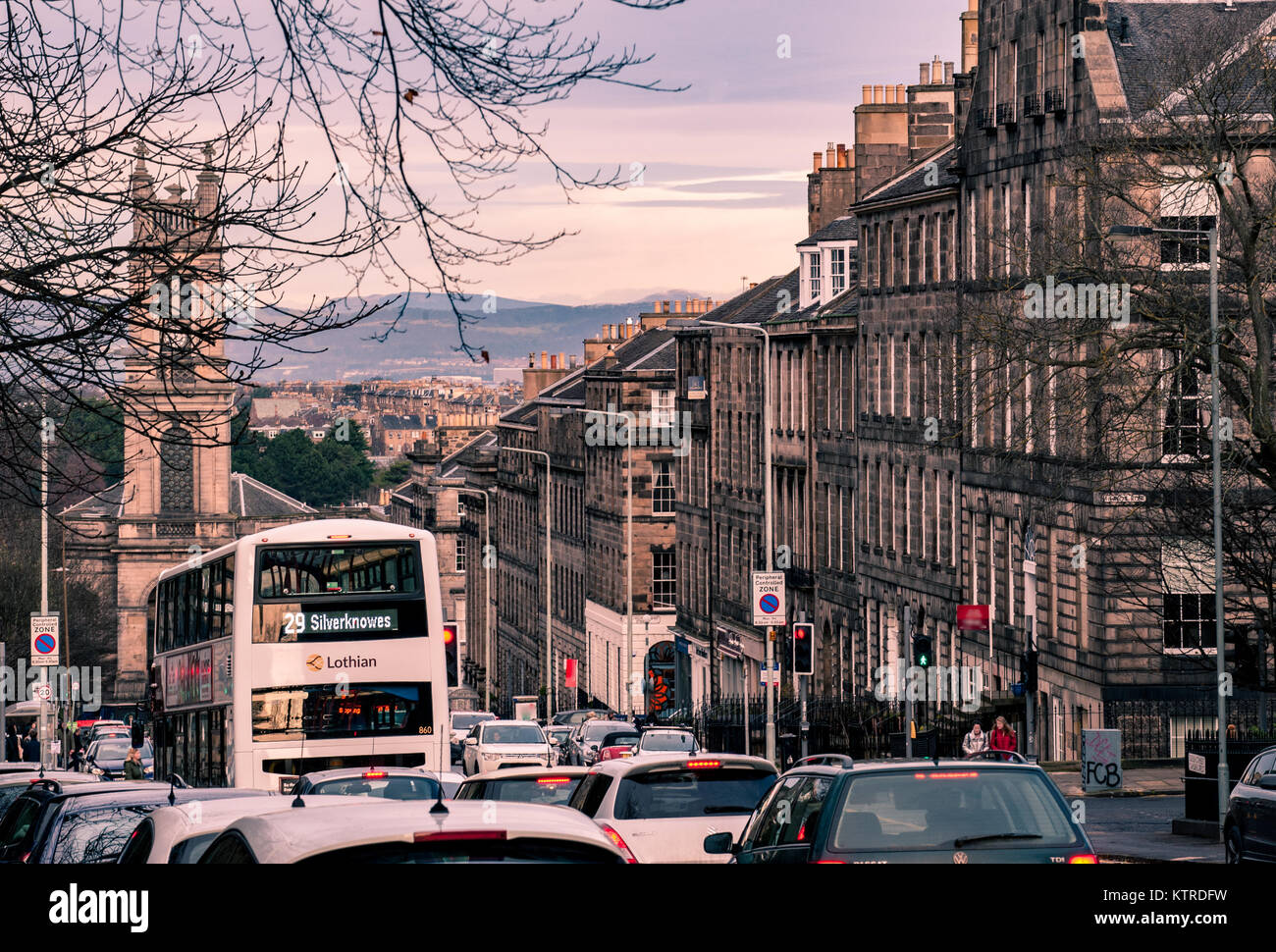 Old cobblestone streets of Edinburgh Stock Photo - Alamy