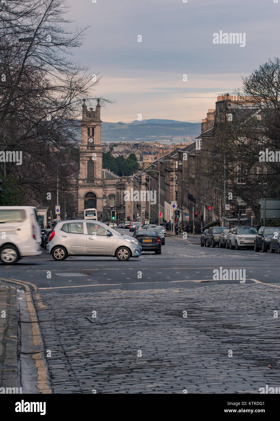 Old cobblestone streets of Edinburgh Stock Photo - Alamy