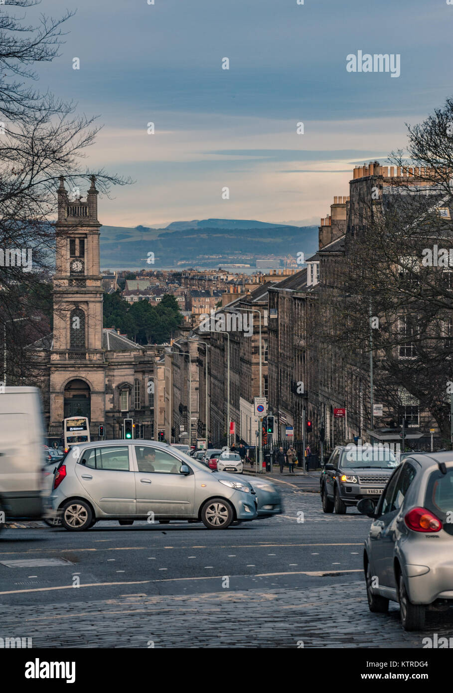 Old cobblestone streets of Edinburgh Stock Photo - Alamy