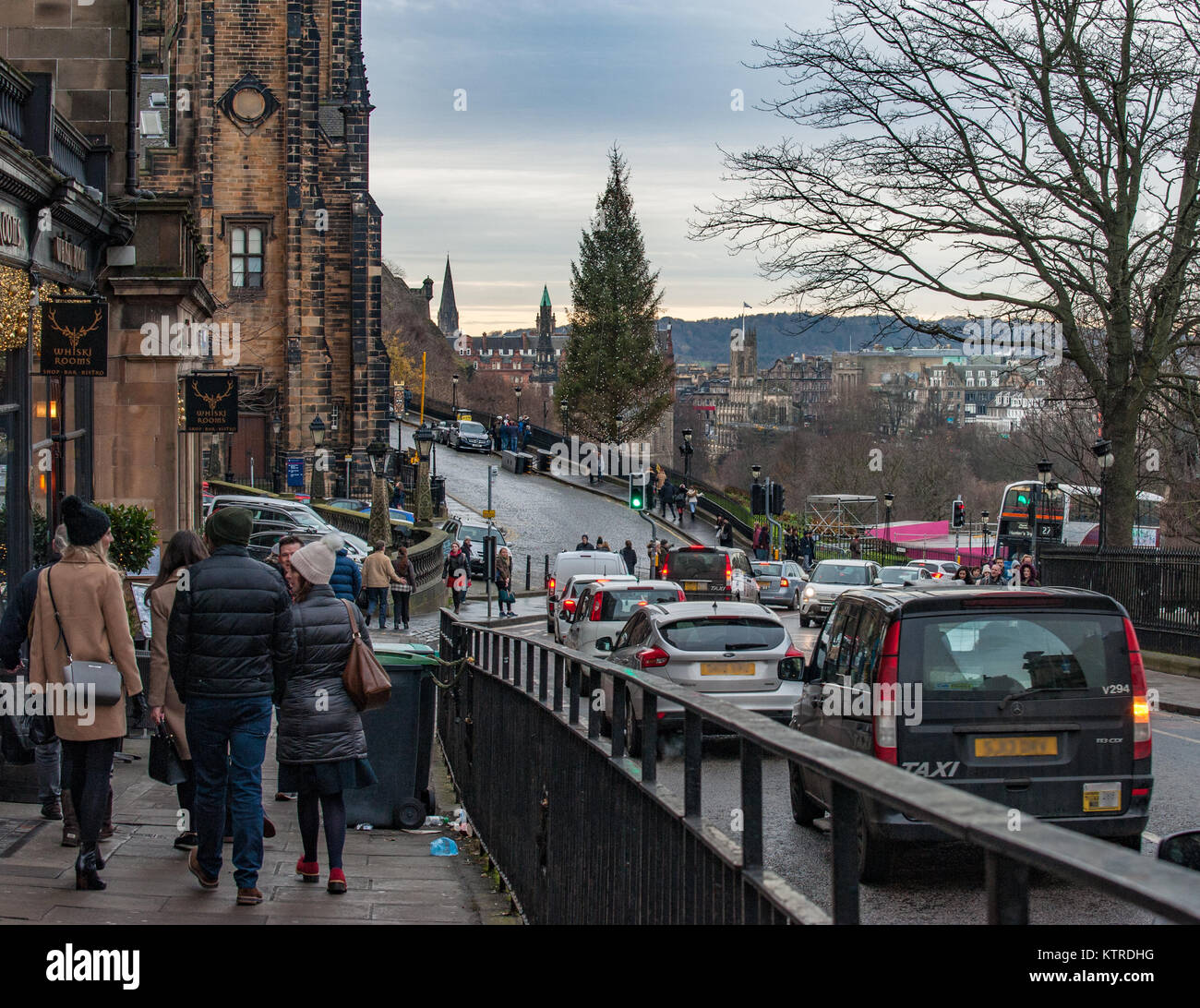 Busy traffic on famous The Mound street of Edinburgh Stock Photo - Alamy