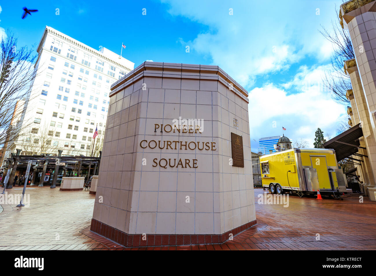 21 pioneer courthouse square hi-res stock photography and images - Alamy