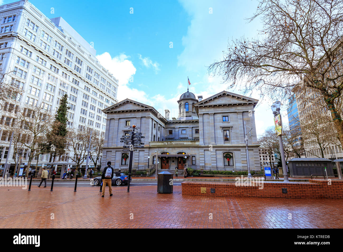 21 pioneer courthouse square hi-res stock photography and images - Alamy
