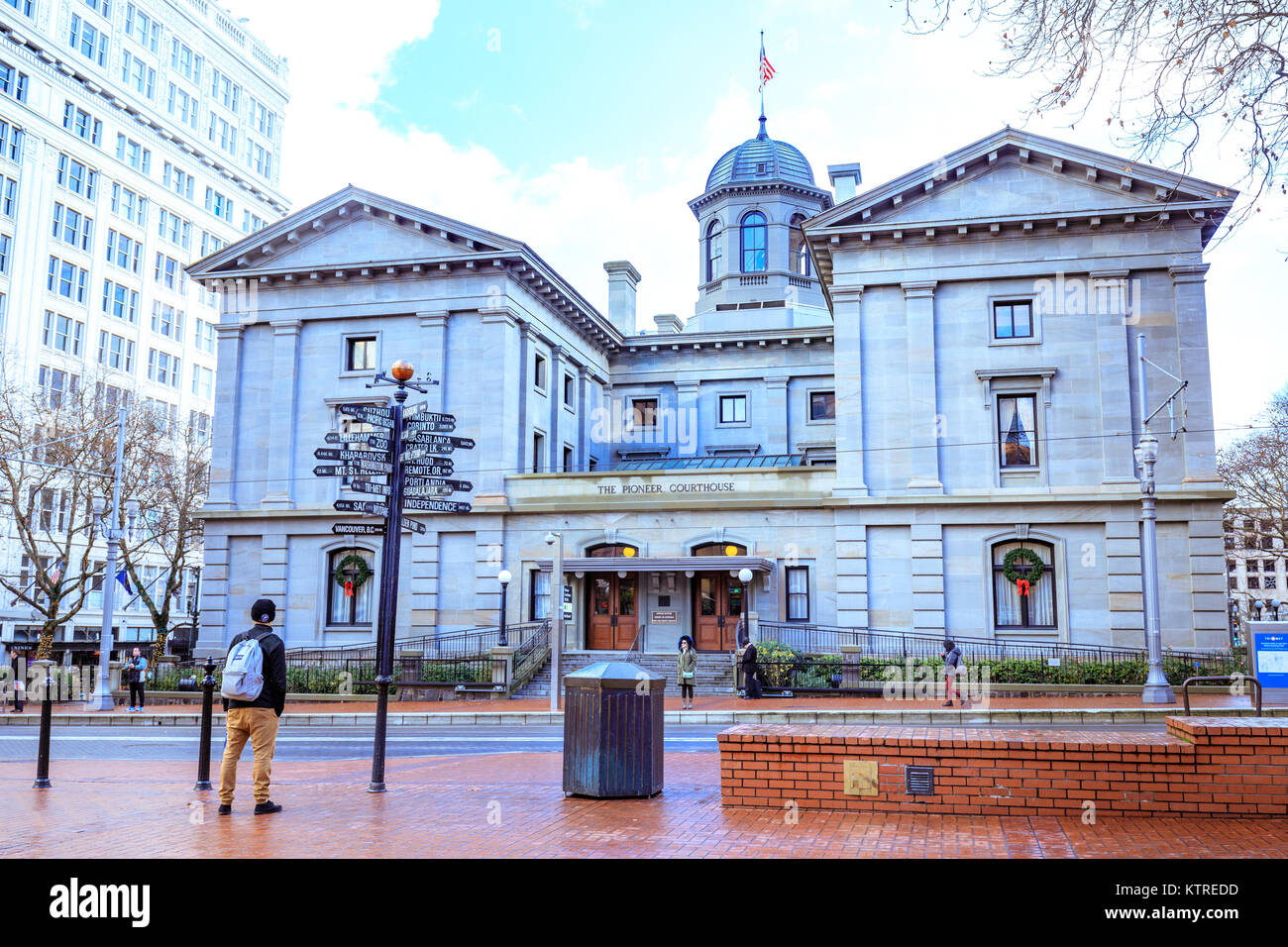21 pioneer courthouse square hi-res stock photography and images - Alamy