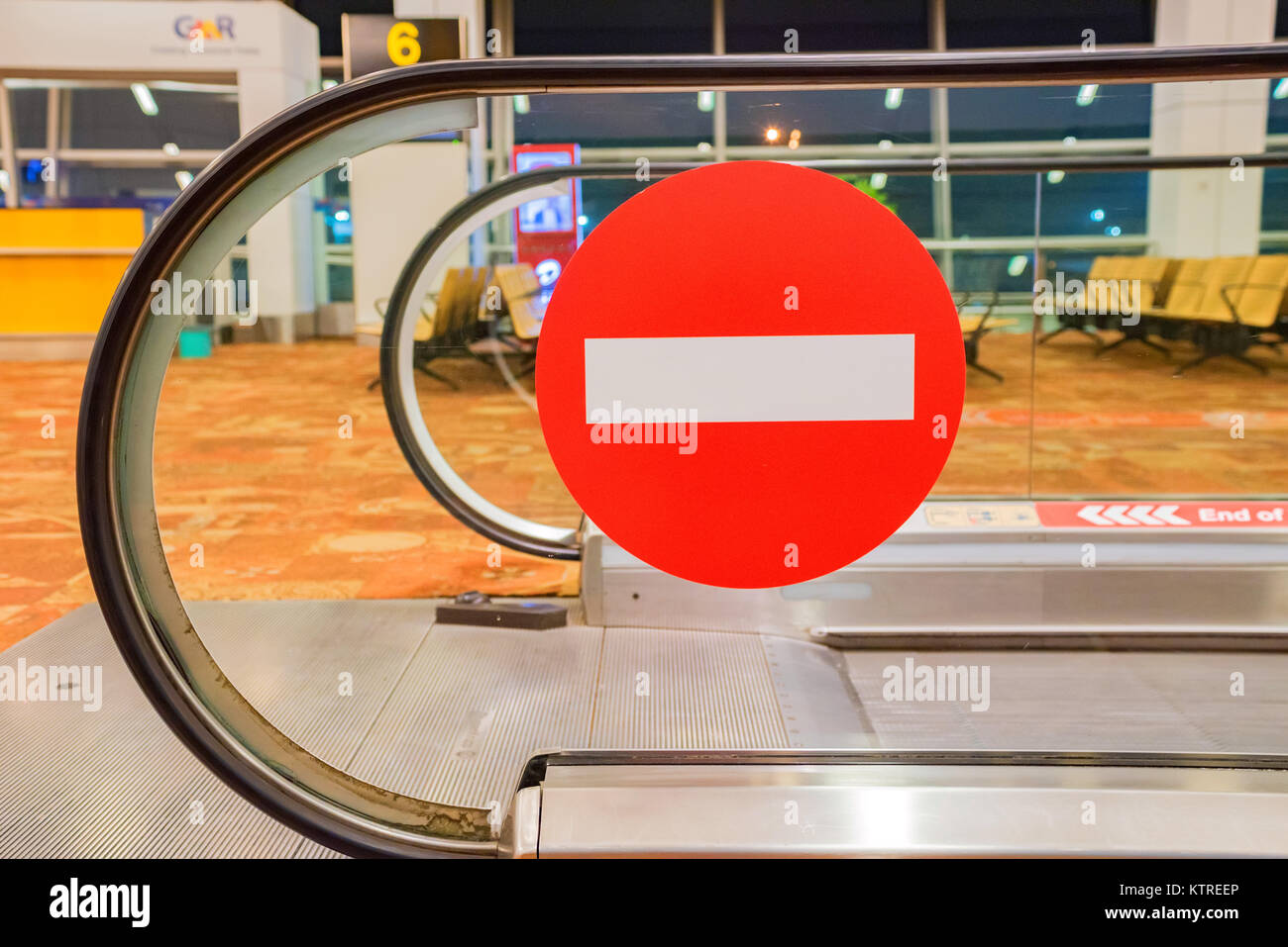 Close up no entry sign on airport travelator Stock Photo - Alamy