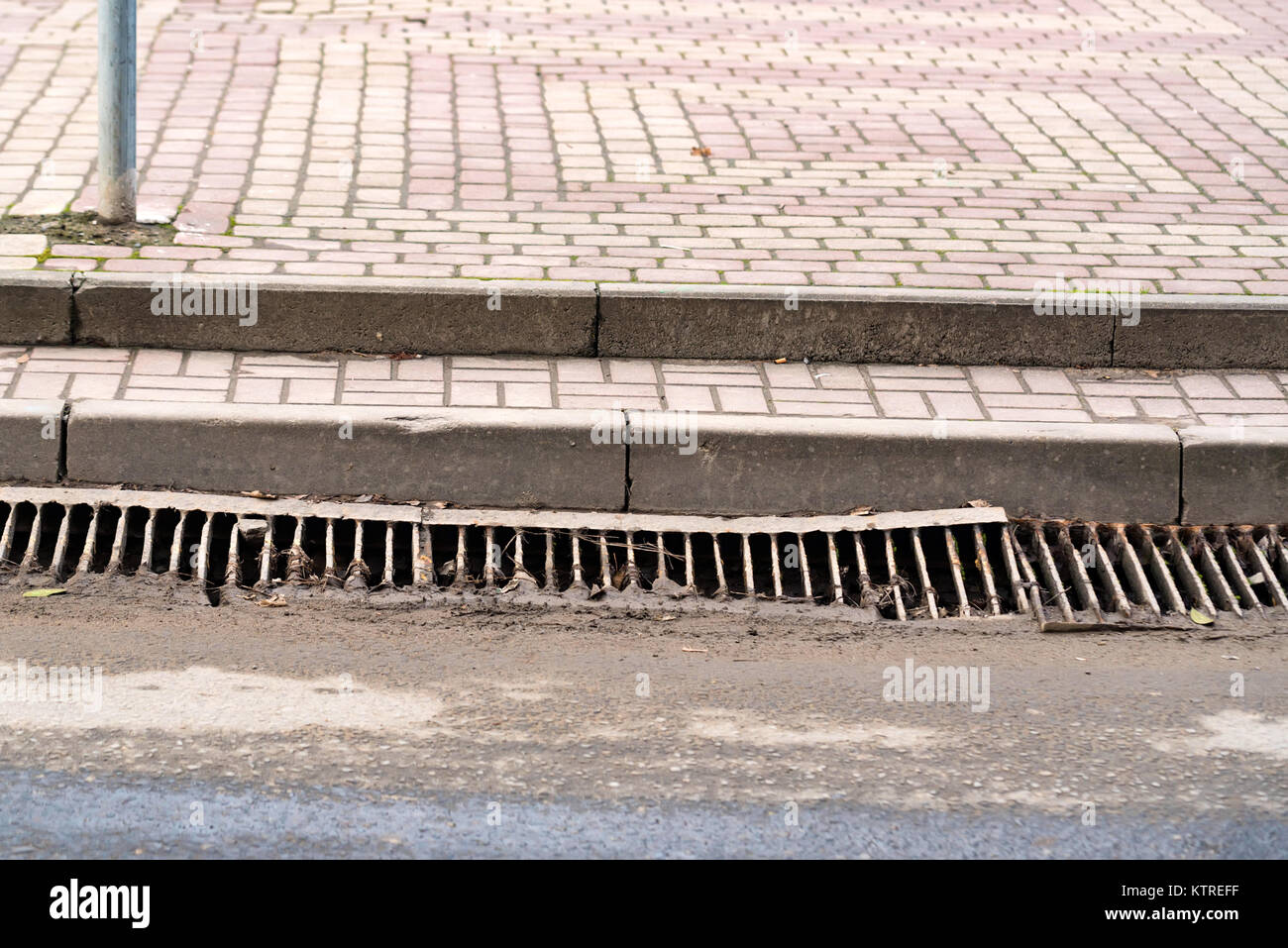 Sewage grate road hi-res stock photography and images - Alamy