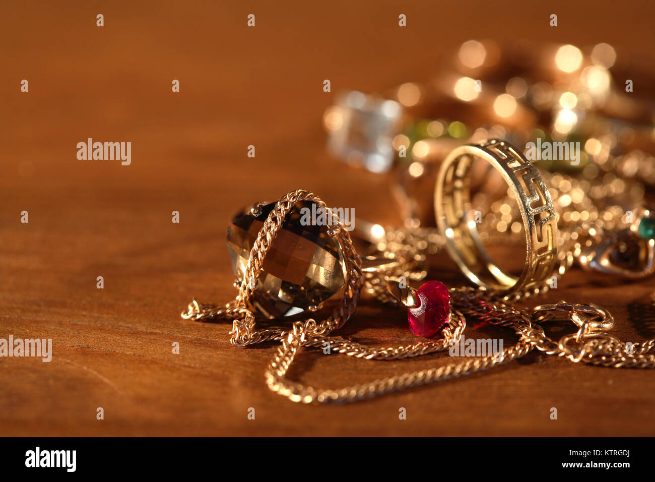 Pile of gold jewellery hi-res stock photography and images - Alamy