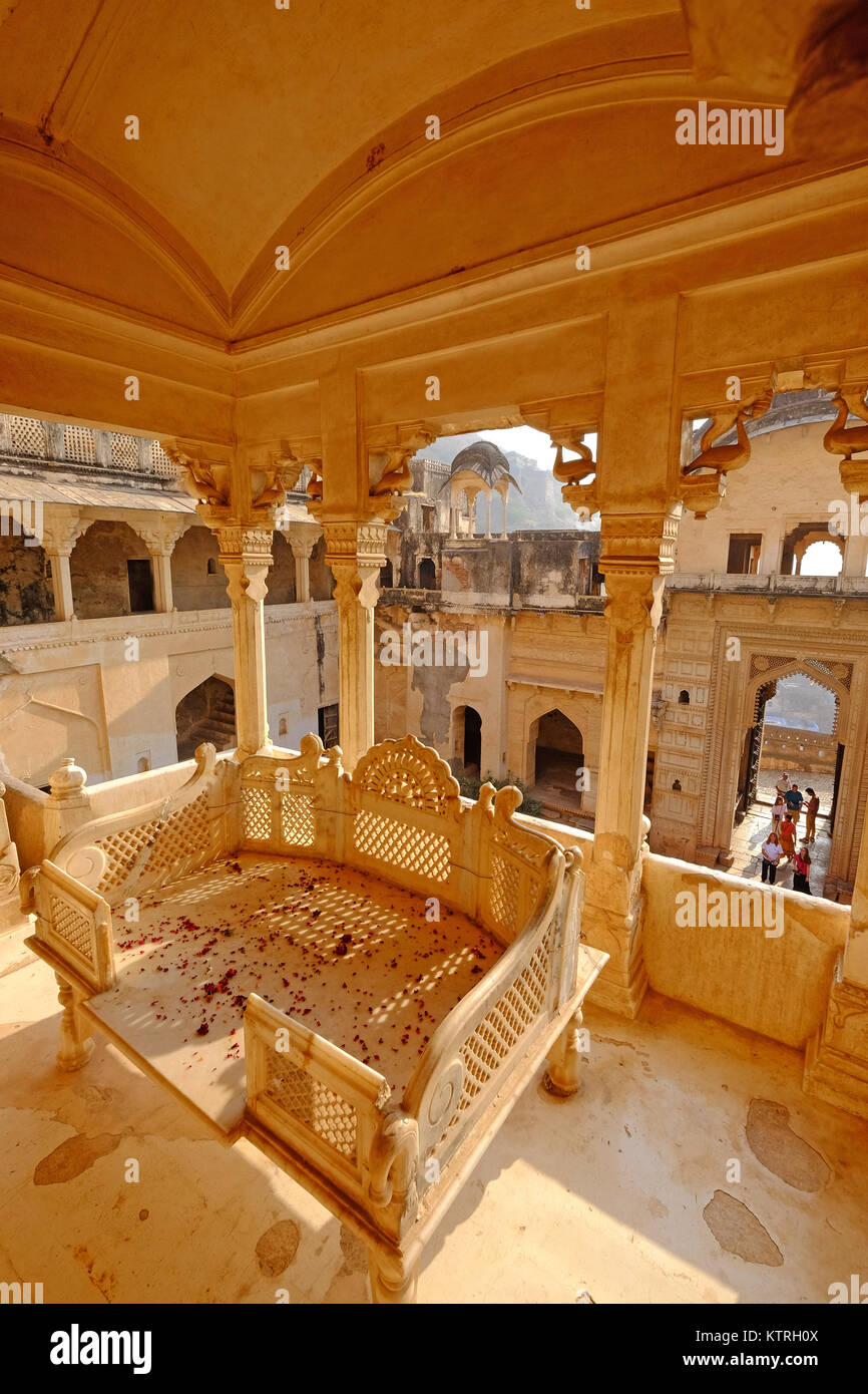 Indian throne hi-res stock photography and images - Alamy