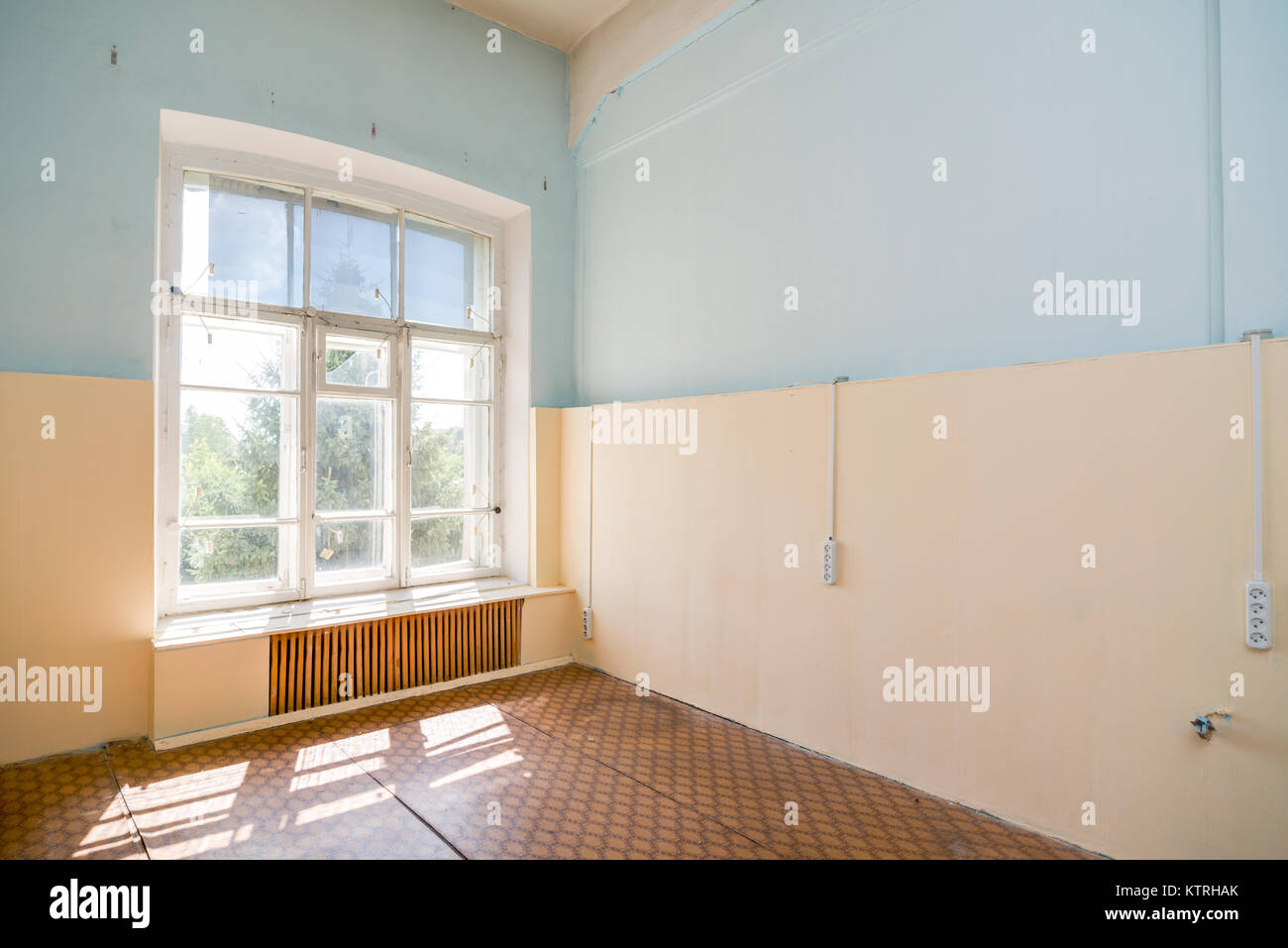 Abandoned Office building interior Stock Photo - Alamy