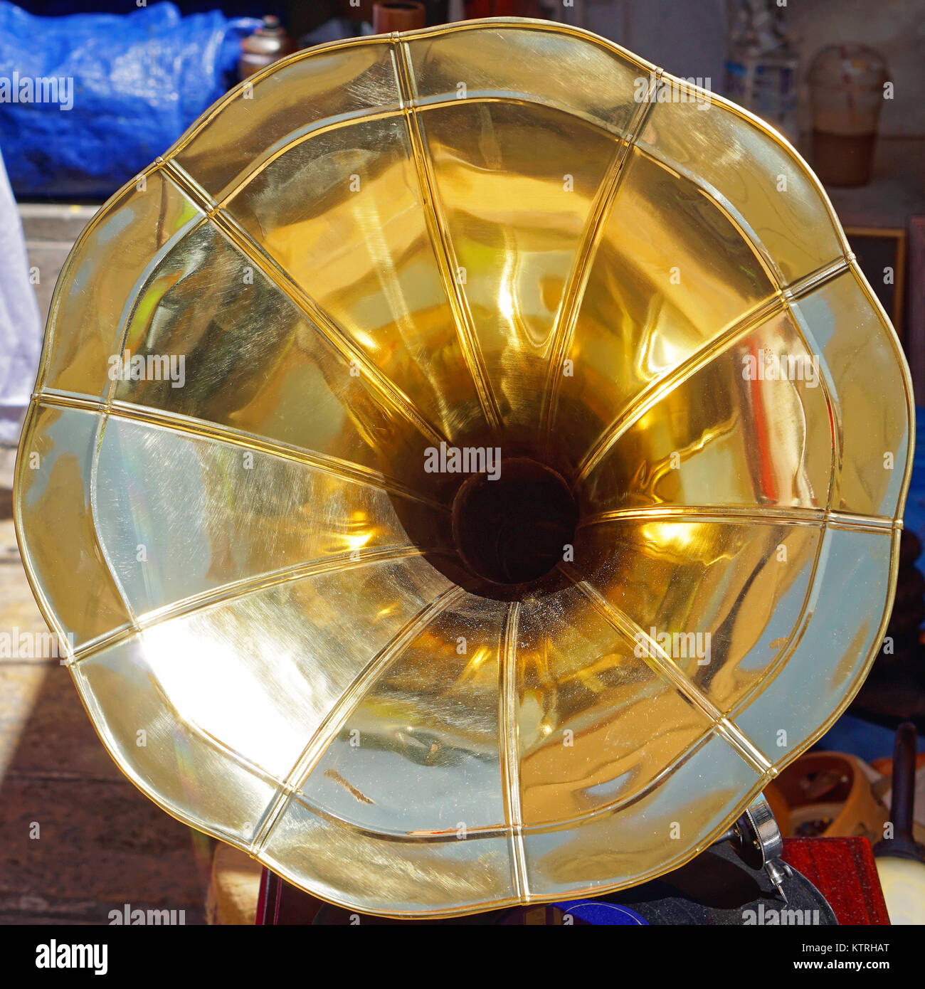 Speaker golden horn at antique vintage gramophone Stock Photo - Alamy