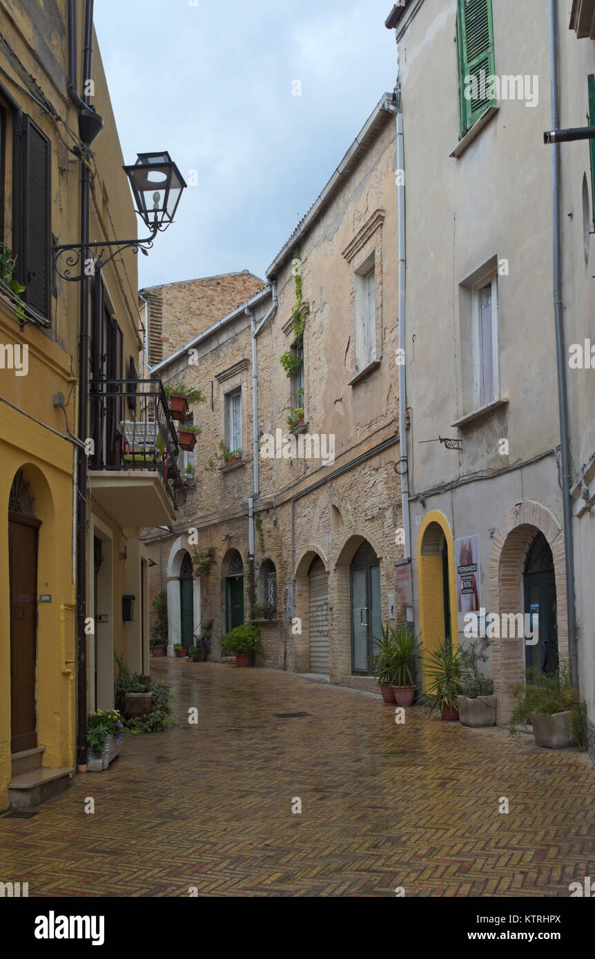 Italy abruzzi buildings architecture hi-res stock photography and ...