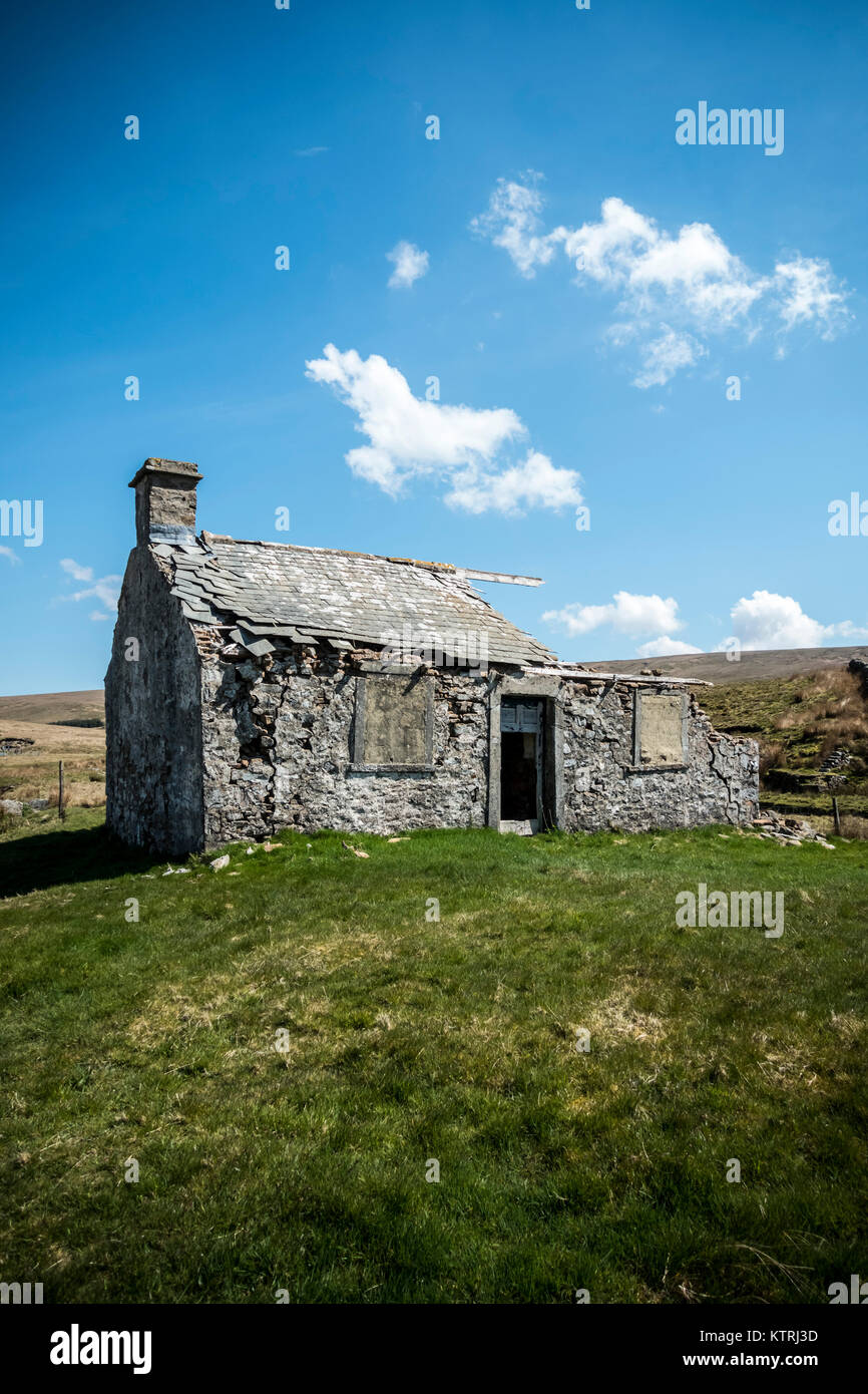 Derelict and abandoned old stone cottage in Yorkshire dales Stock Photo ...