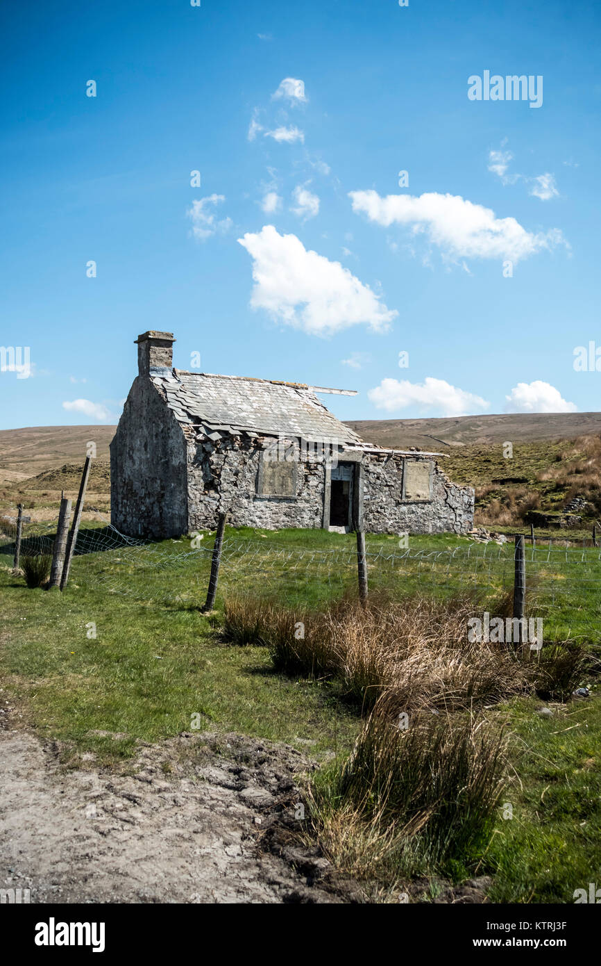 Derelict and abandoned old stone cottage in Yorkshire dales Stock Photo ...