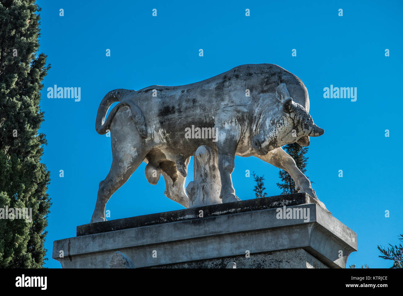 Ancient Bull Sculpture Stock Photos & Ancient Bull Sculpture Stock ...