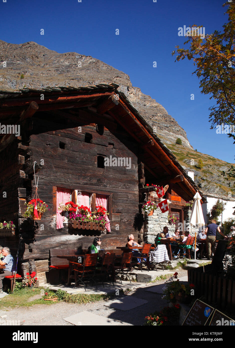 Weiler Zmutt, Holzhaus, Berggasthof , Zermatt, Schweiz I Zmutt, Wooden ...