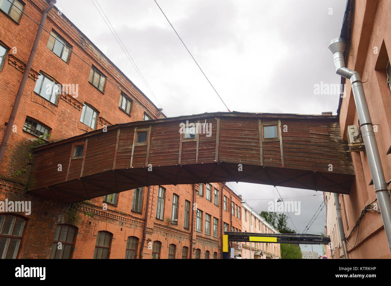 Pedestrian bridge between houses hi-res stock photography and images ...