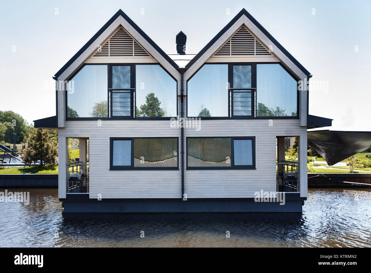 Modern house with mirror windows on the lake Stock Photo - Alamy