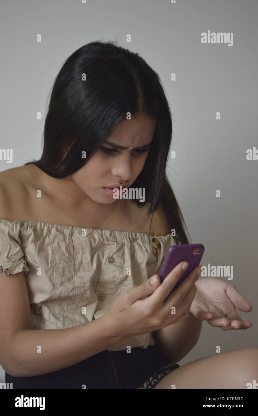 Teenager using mobile device Stock Photo - Alamy