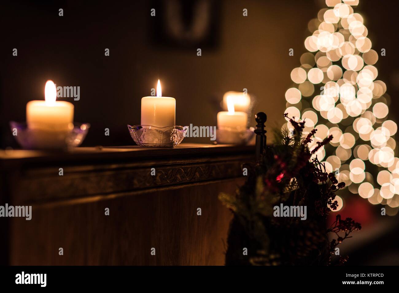 Candlelight service hi-res stock photography and images - Alamy