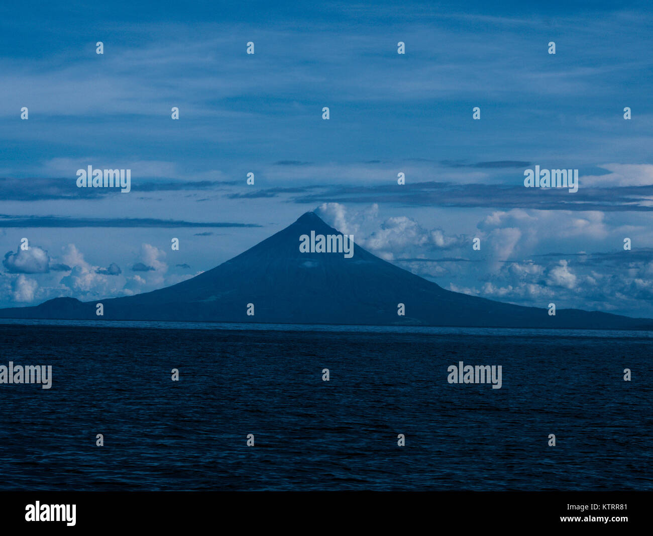Perfect Cone-Shaped Mayon Volcano Stock Photo - Alamy