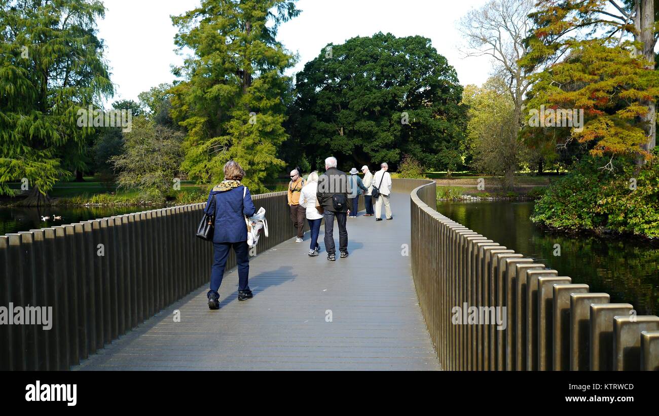 Sackler bridge kew gardens hi-res stock photography and images - Alamy