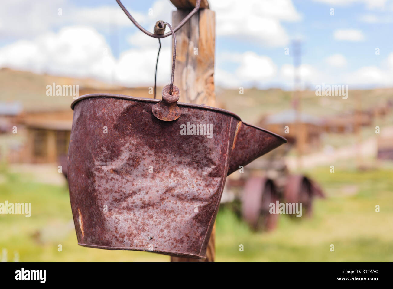 Rusty bucket hi-res stock photography and images - Alamy