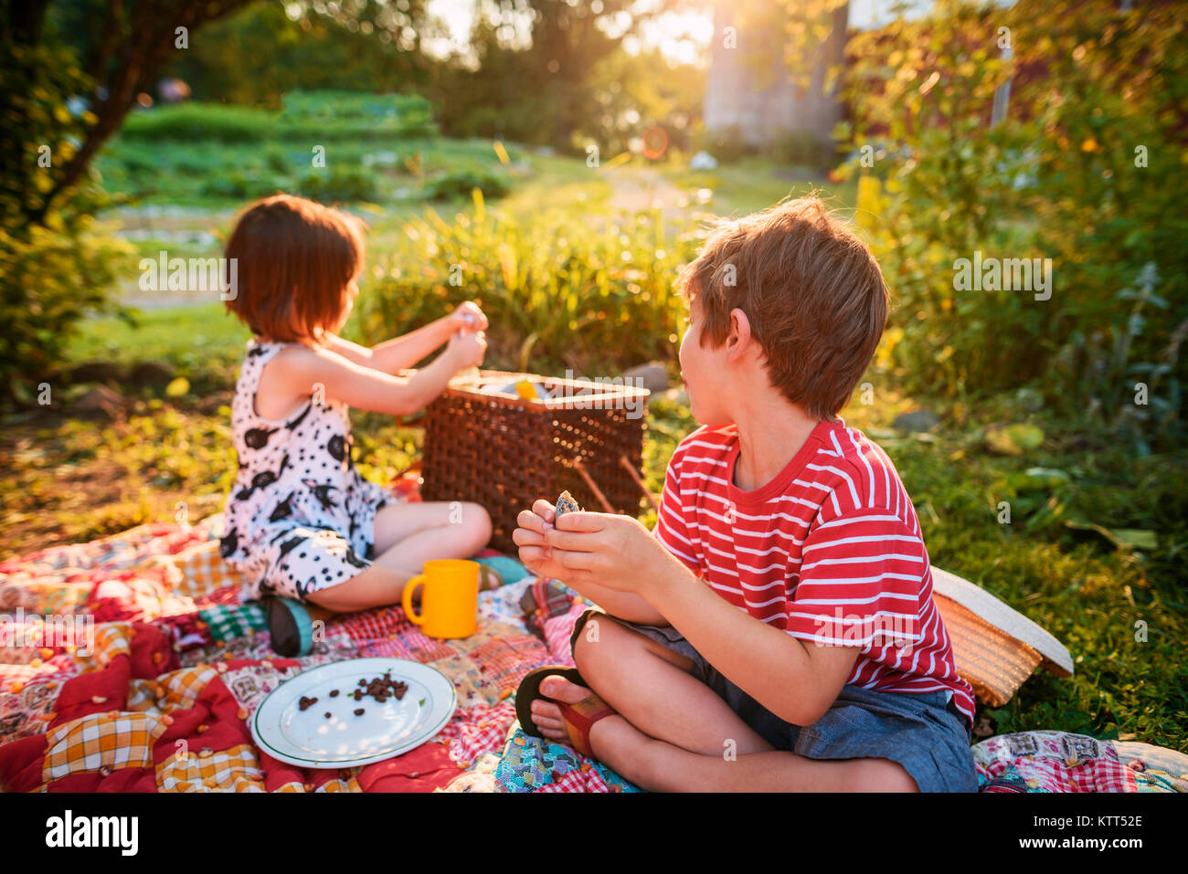 Children having food outdoors hi-res stock photography and images - Alamy