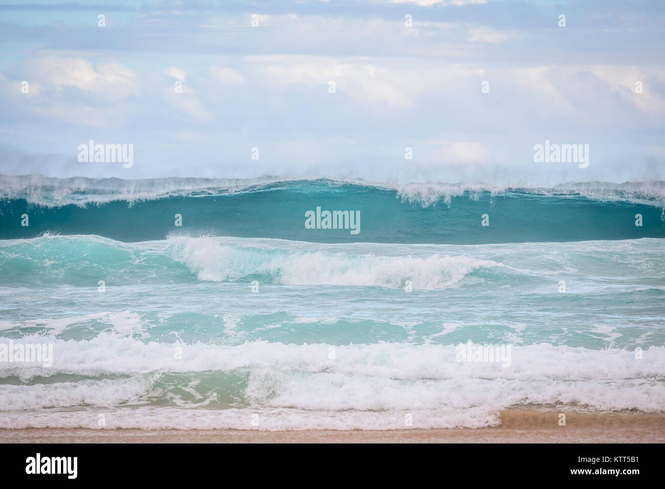Ocean waves breaking on the beach Stock Photo - Alamy