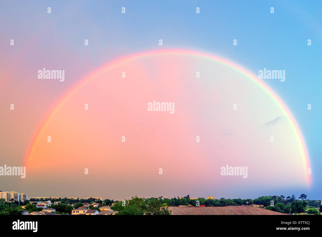 Full circle rainbow hi-res stock photography and images - Alamy