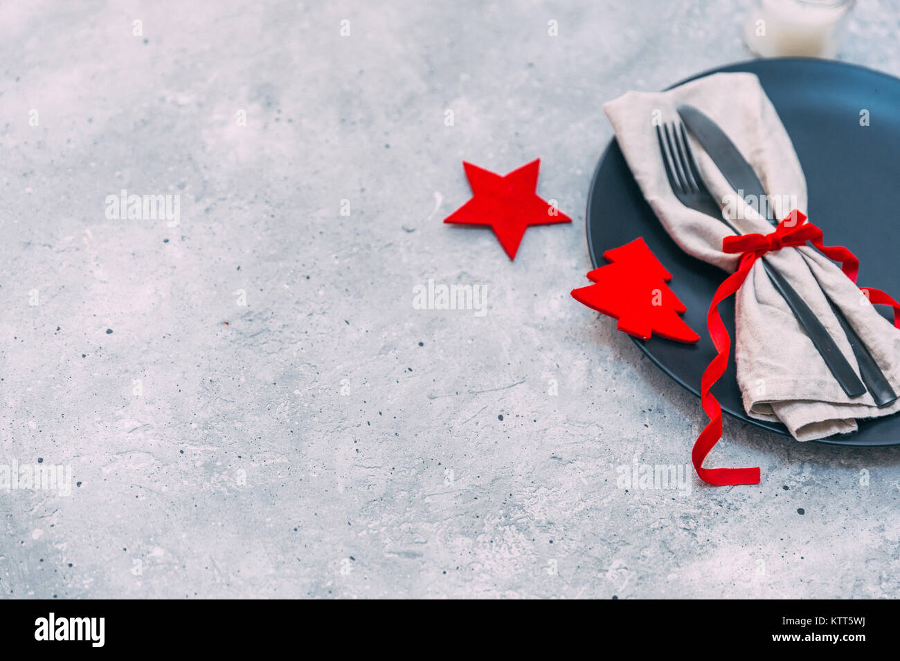 Festive Christmas place setting Stock Photo - Alamy