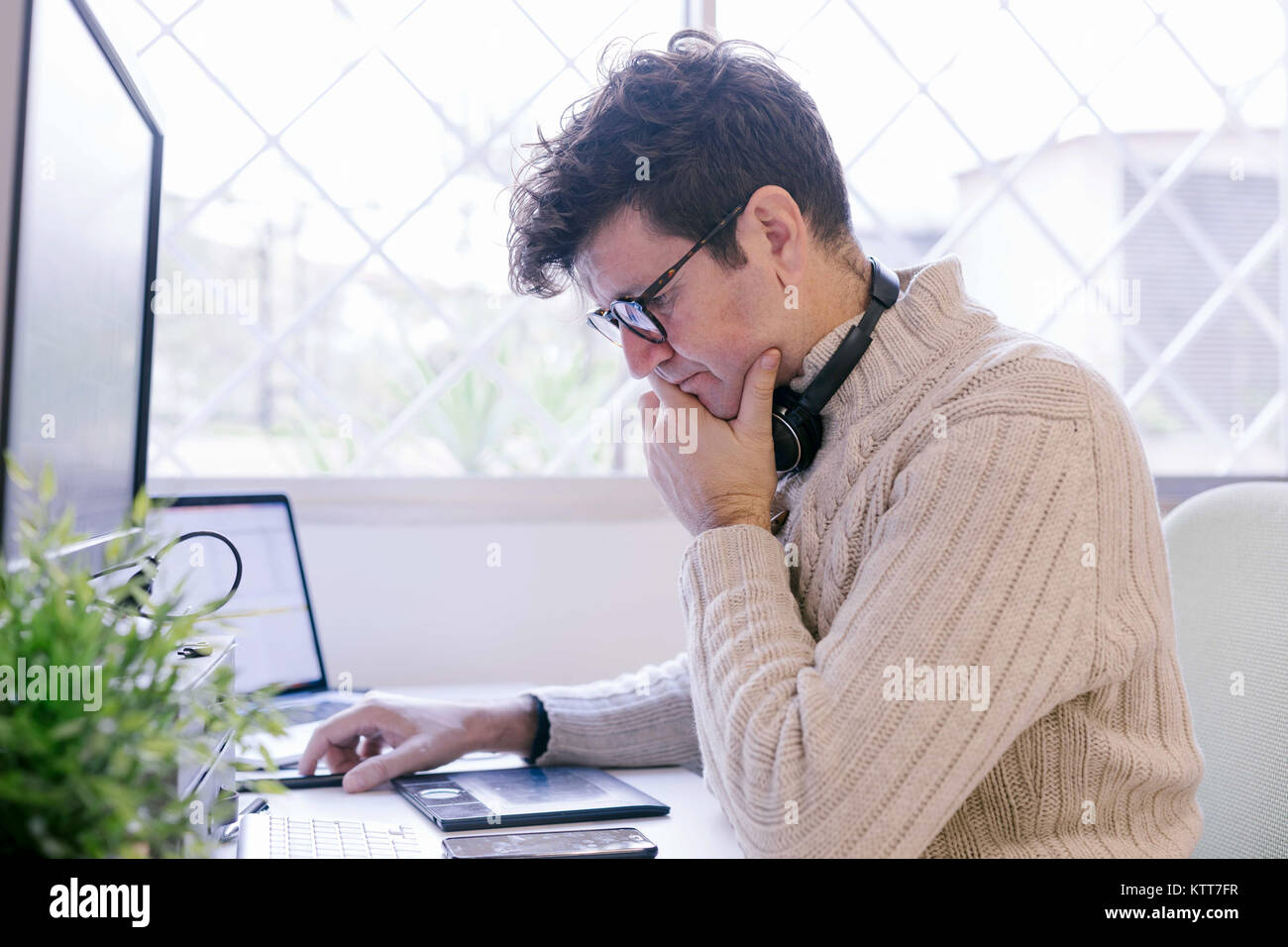 Casual old man thinking working hi-res stock photography and images - Alamy