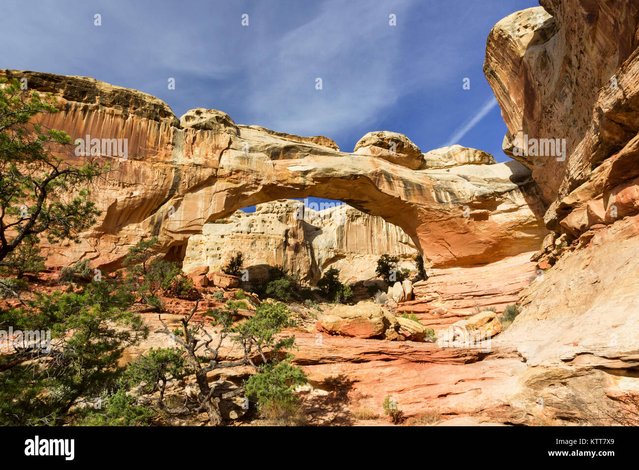 Hickman Bridge, natural bridge in Capitol Reef National Park, Utah ...