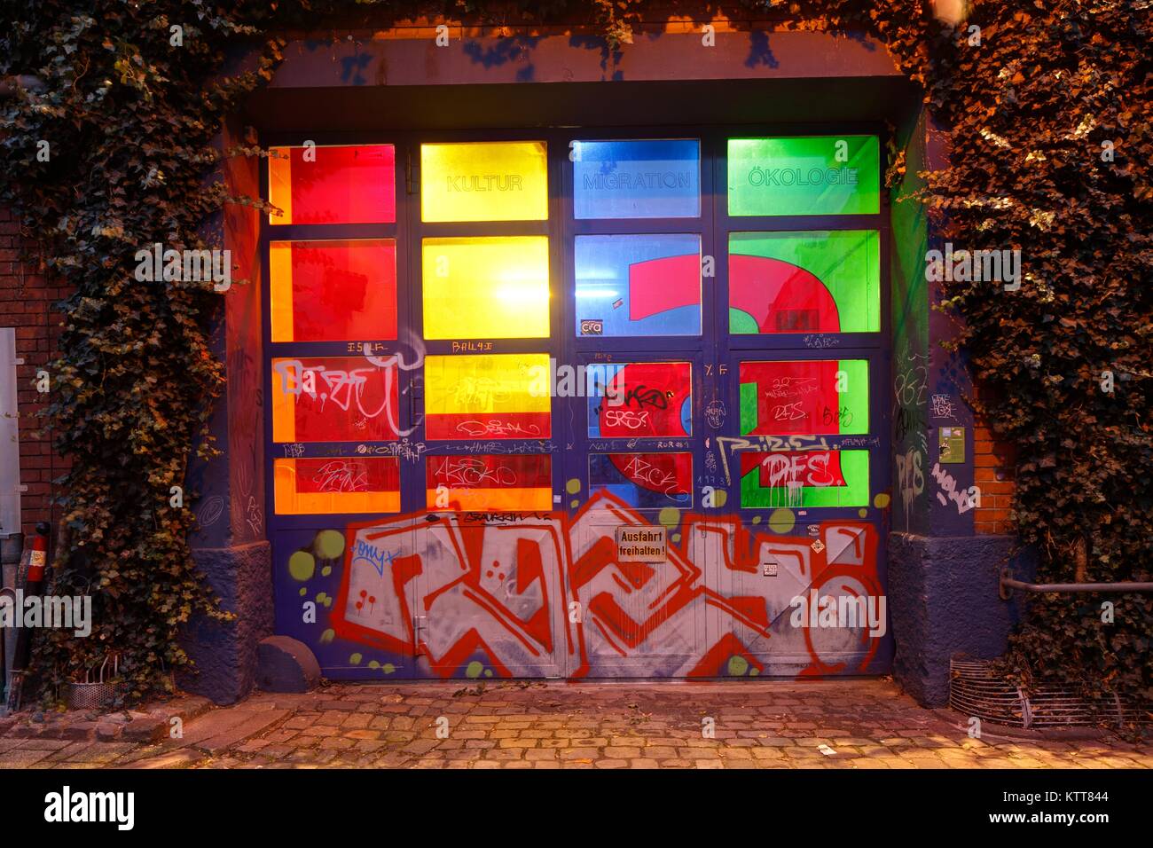 Altes Tor mit Graffiti im Ostertorviertel bei Abenddämmerung, Bremen ...