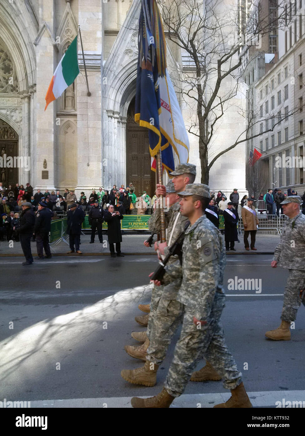 U.S. Army color Guard Soldiers of the New York Army National Guard's ...