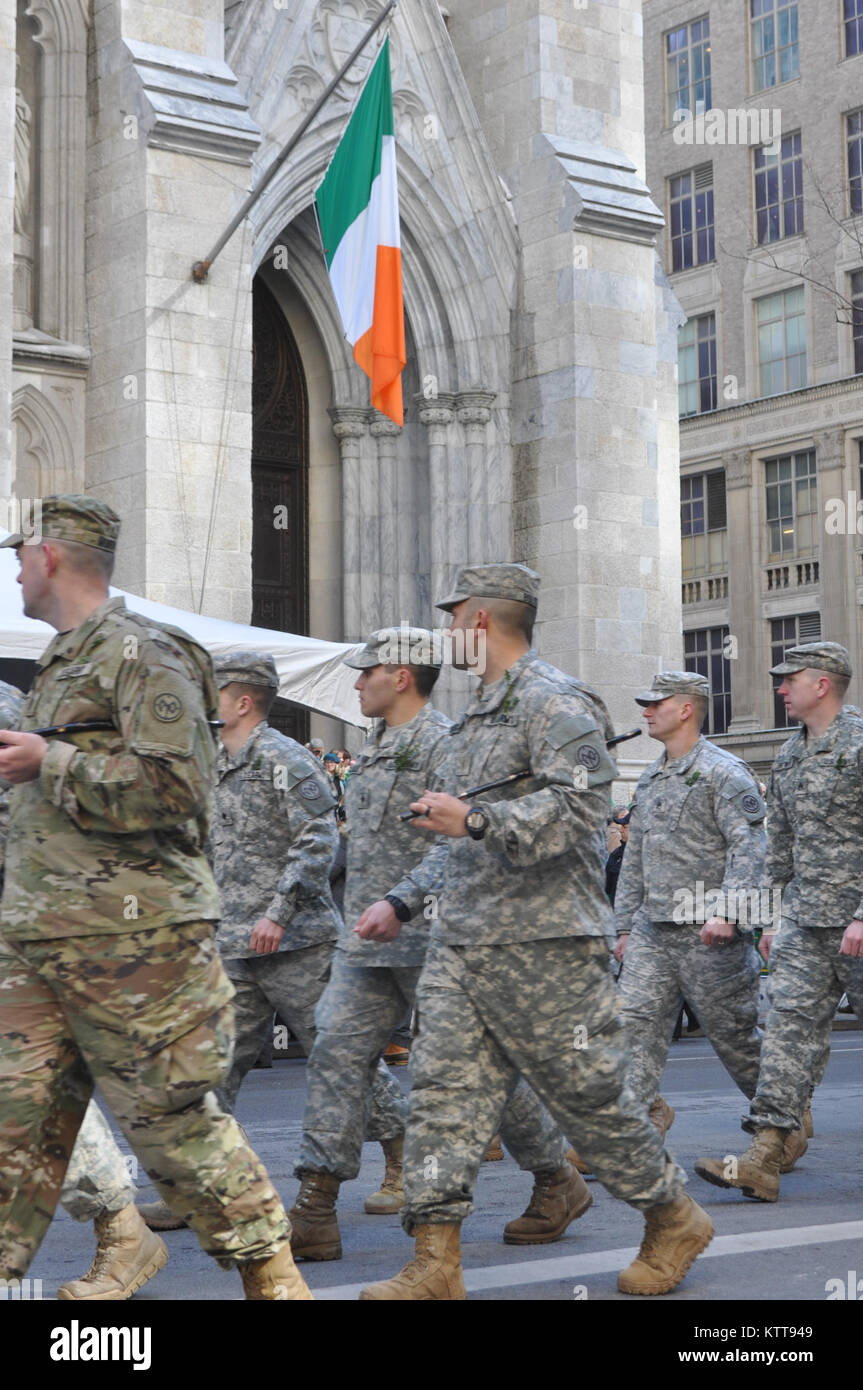 U.S. Army Soldiers of the New York Army National Guard's 1st Battalion ...
