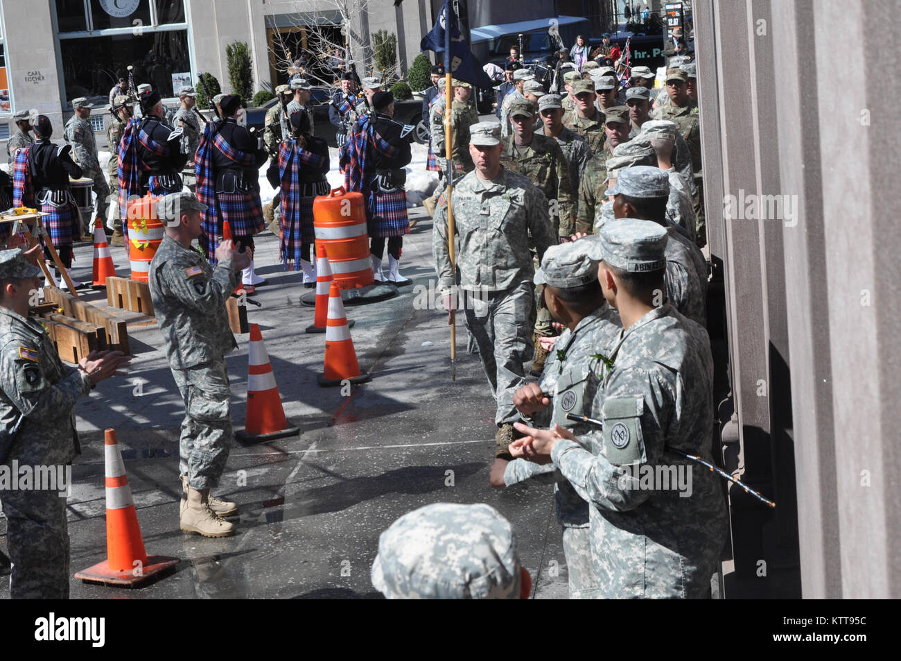 U.S. Army Soldiers of the New York Army National Guard's 1st Battalion ...