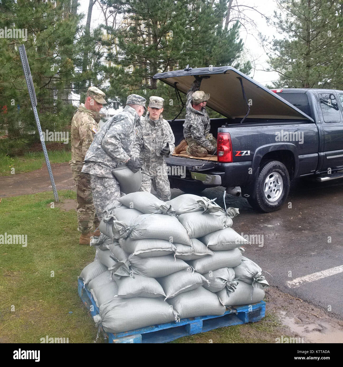 Soldiers filling sandbags hi-res stock photography and images - Alamy