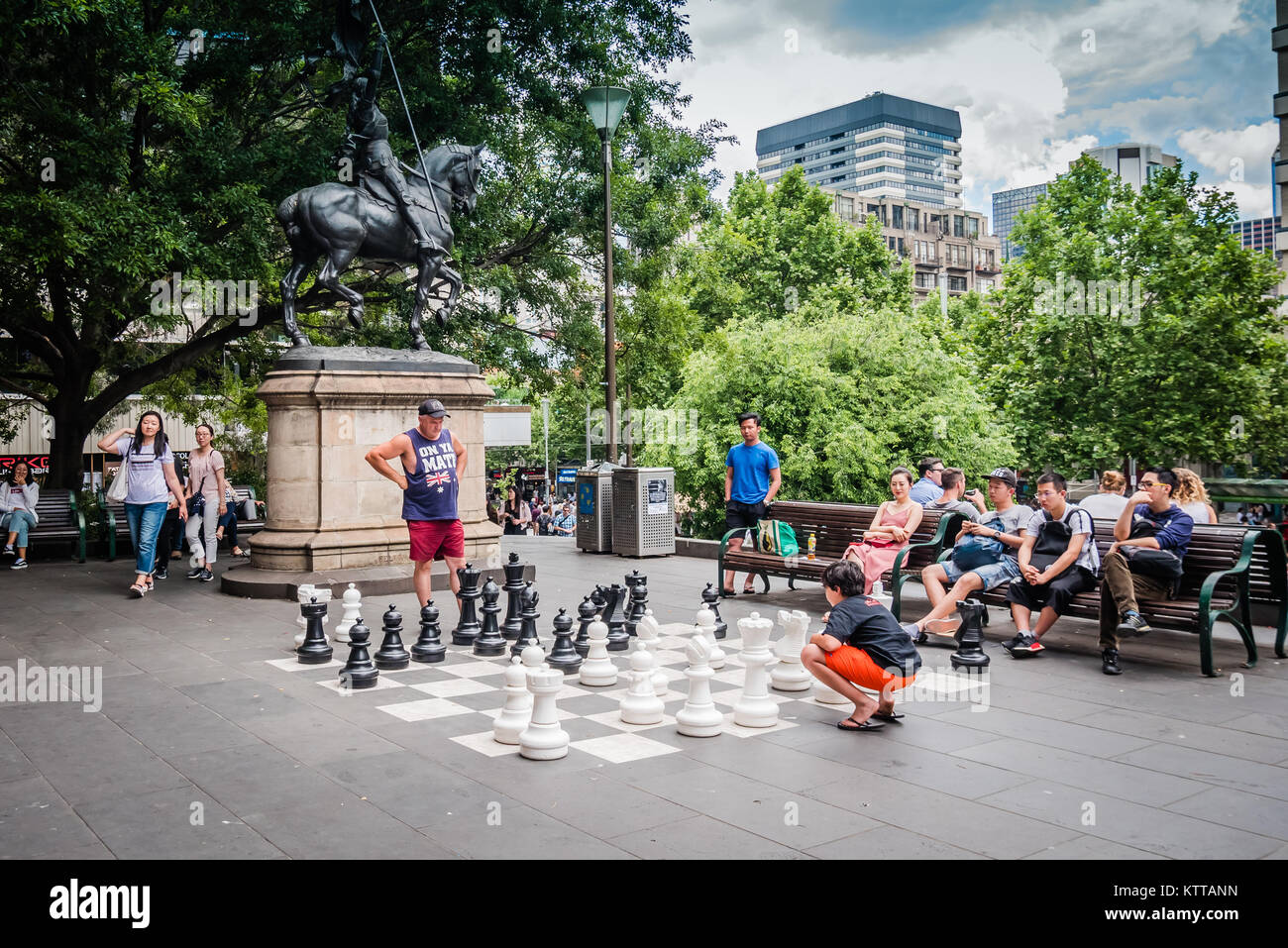 people playing chess outside of state library melbourne Stock Photo - Alamy