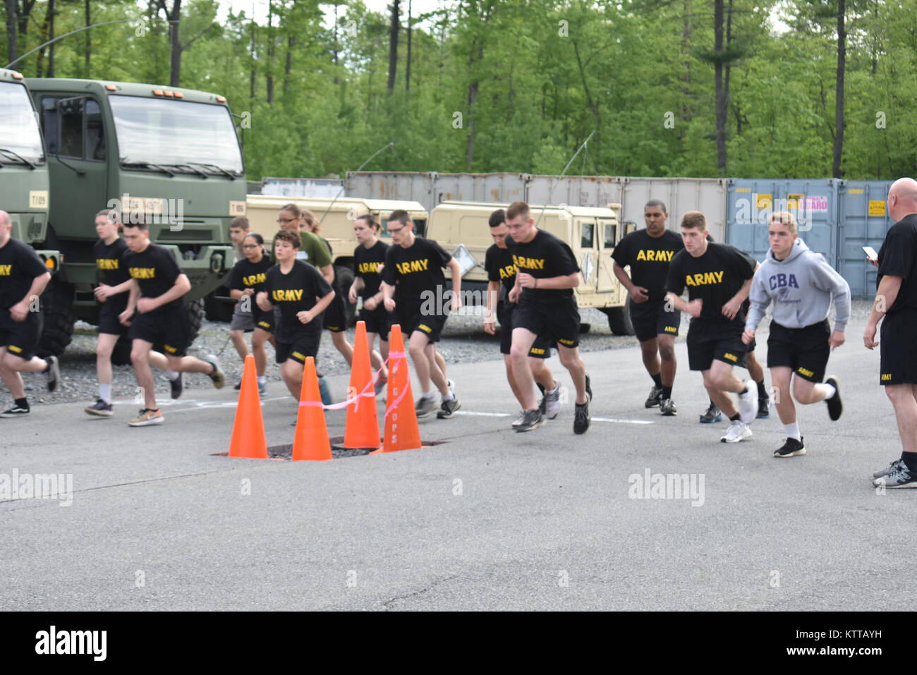 U.S. Army National Guard soldiers from Bravo Company, Recruiting and ...
