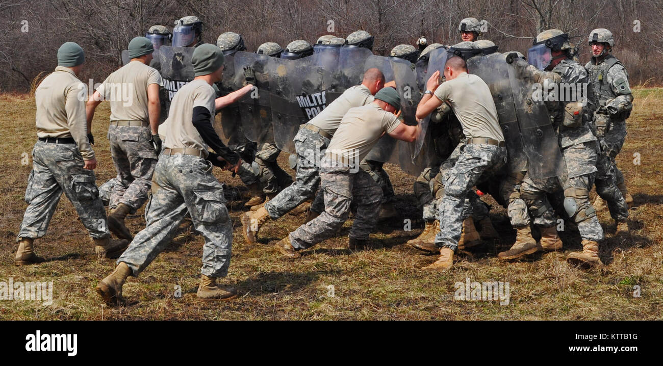 Soldiers from Bravo Company, 1-145th Combat Arms Battalion act as ...
