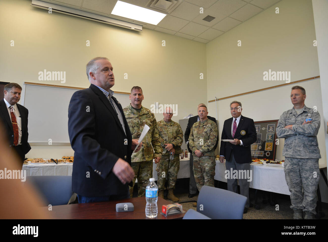 Photographs of army officers hi-res stock photography and images - Alamy