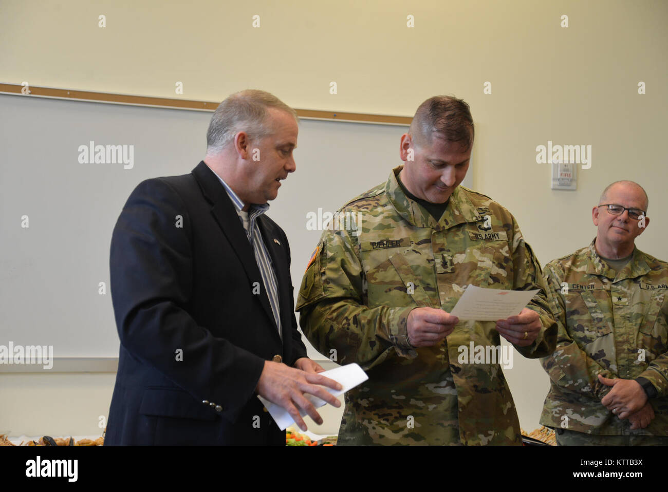 Photographs of army officers hi-res stock photography and images - Alamy