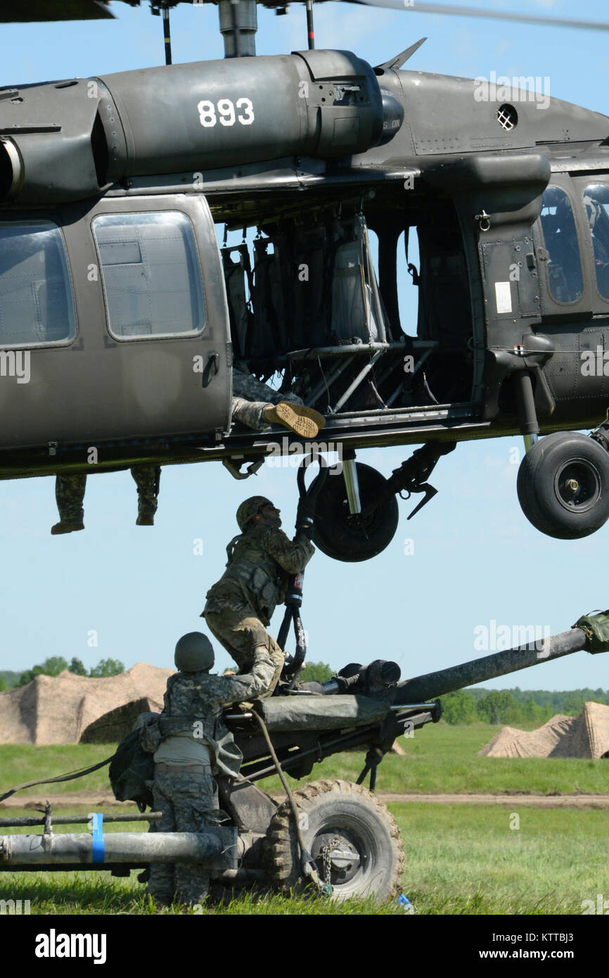 U.S. Army National Guard Soldiers from 1st Battalion, 258th Field ...
