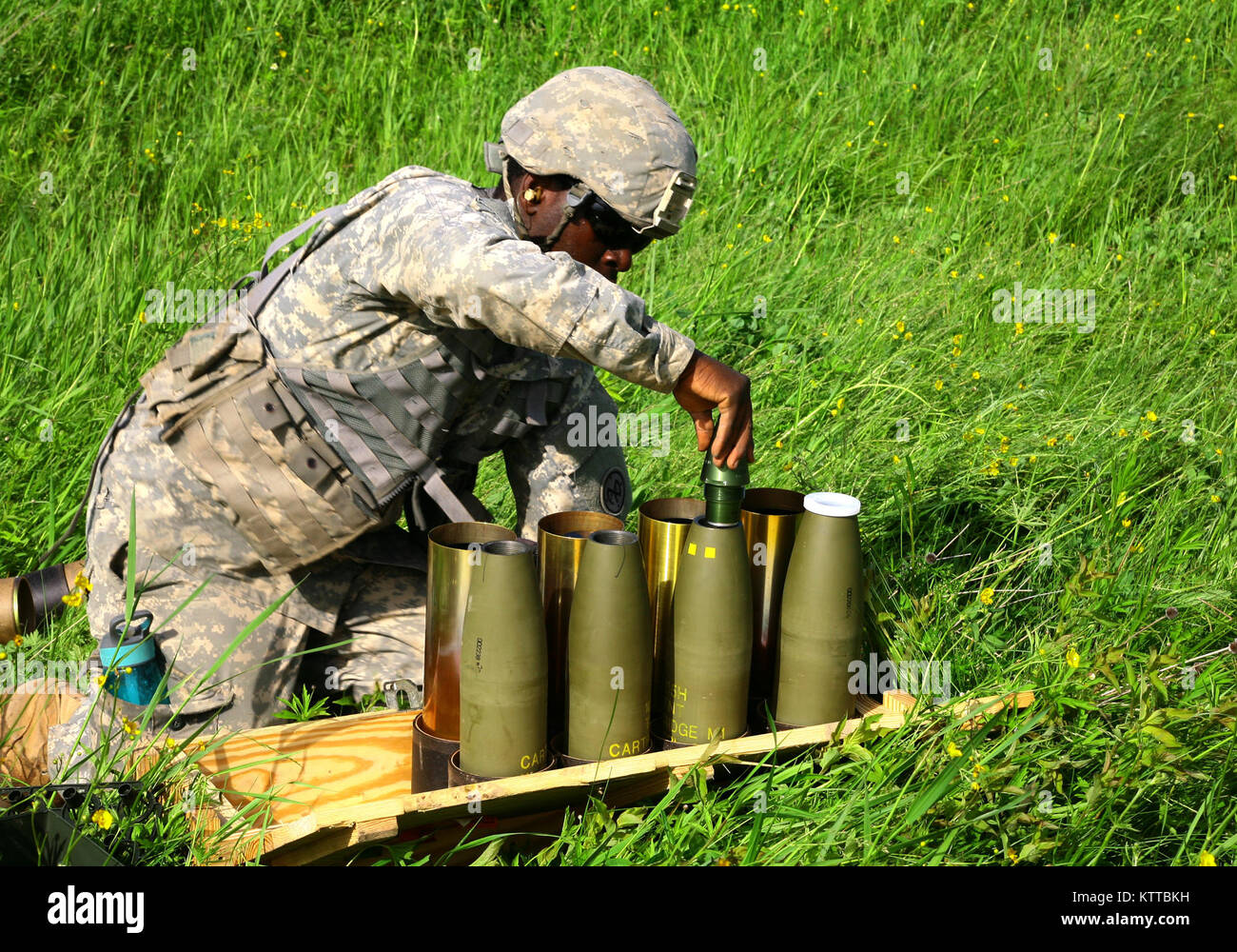 Cannon 105mm howitzer hi-res stock photography and images - Alamy Cannon 105mm howitzer hi-res stock photography and images - Alamy
