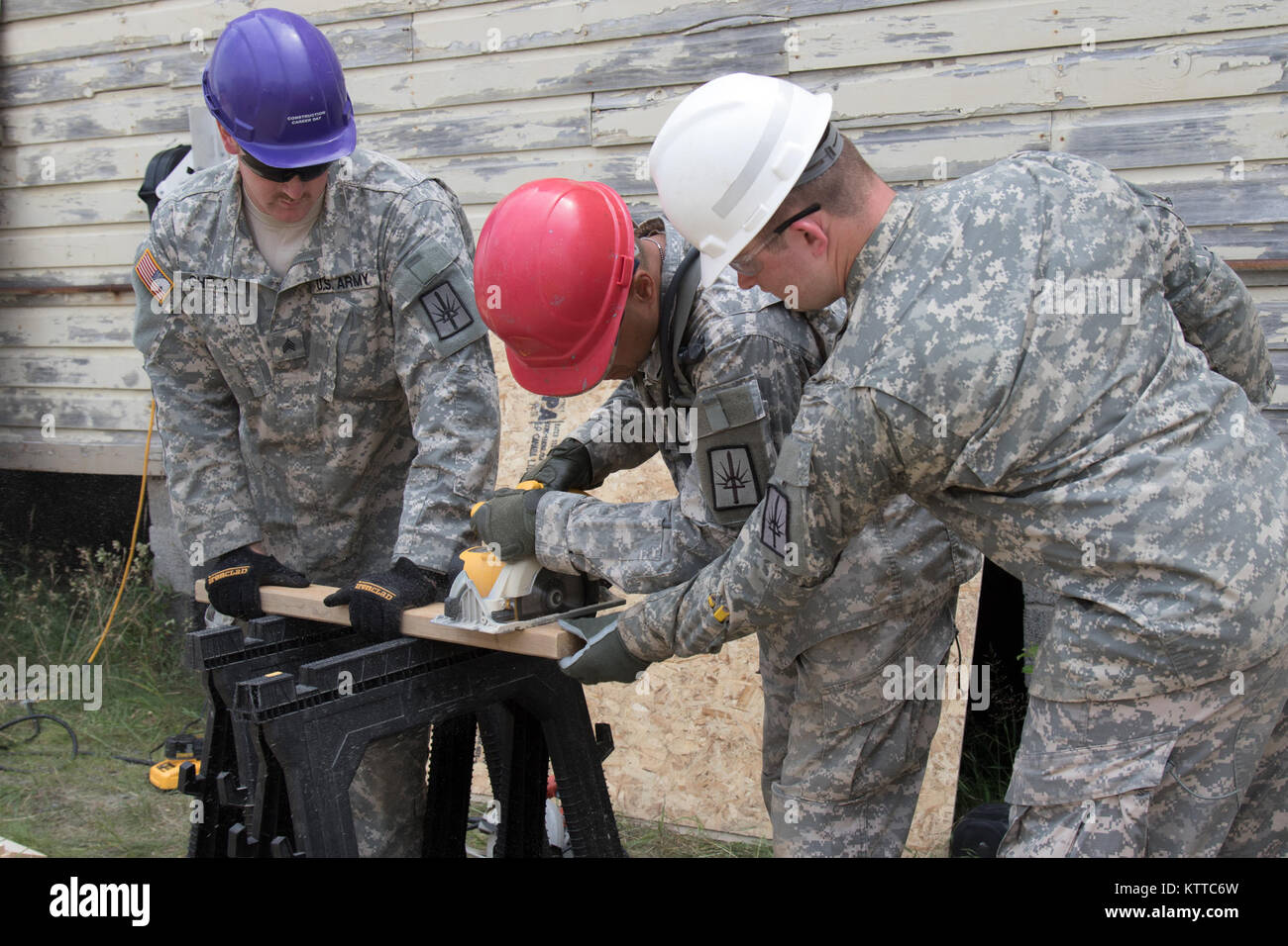 U.S. Army Soldiers with the 1156th Engineers, 204th Engineer Battalion ...