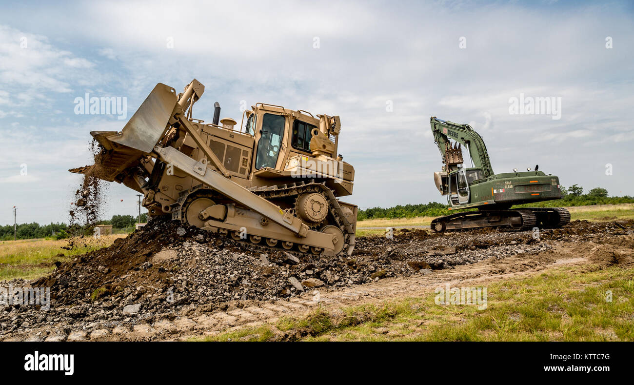 New York Army National Guard Soldiers with the 827th Engineer Company ...