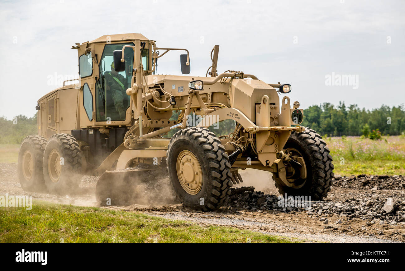New York Army National Guard Soldiers with the 827th Engineer Company ...