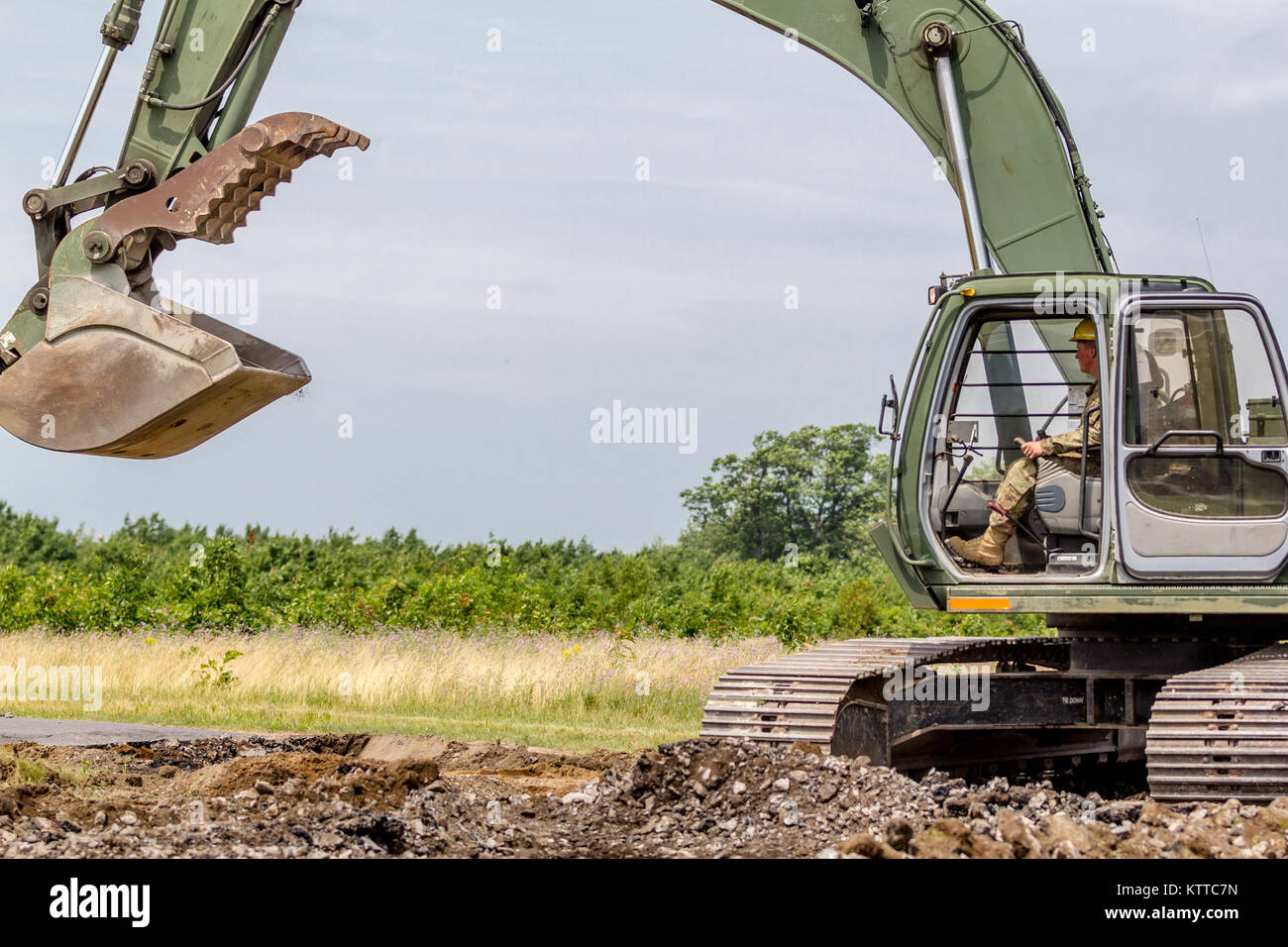 New York Army National Guard Soldiers with the 827th Engineer Company ...