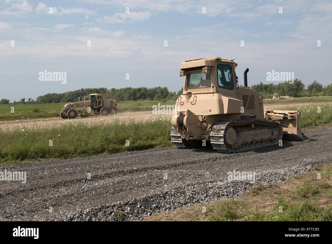 U.S. Army Soldiers with the 152nd Engineer support company, 204th ...